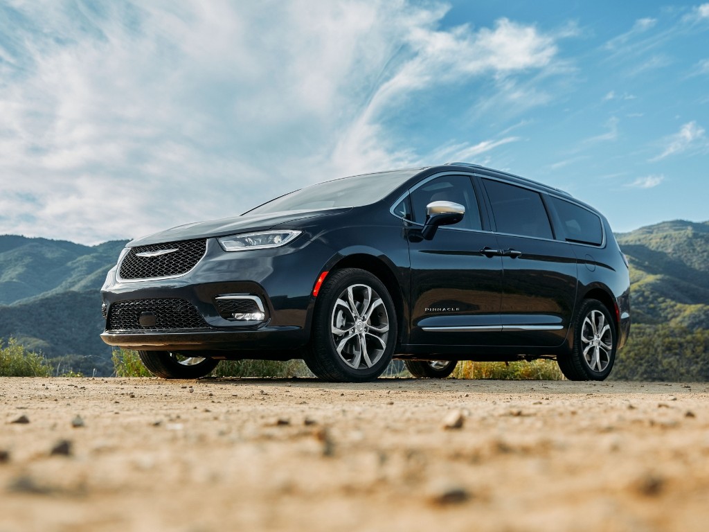 UConnect Entertainment System Overview | Chrysler Canada