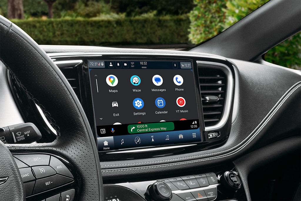 Uconnect Entertainment System – Phone Features | Chrysler Canada
