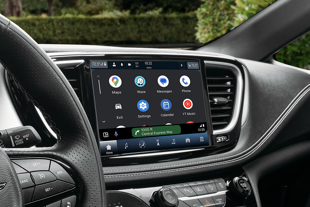 Uconnect Entertainment System – Phone Features | Chrysler Canada