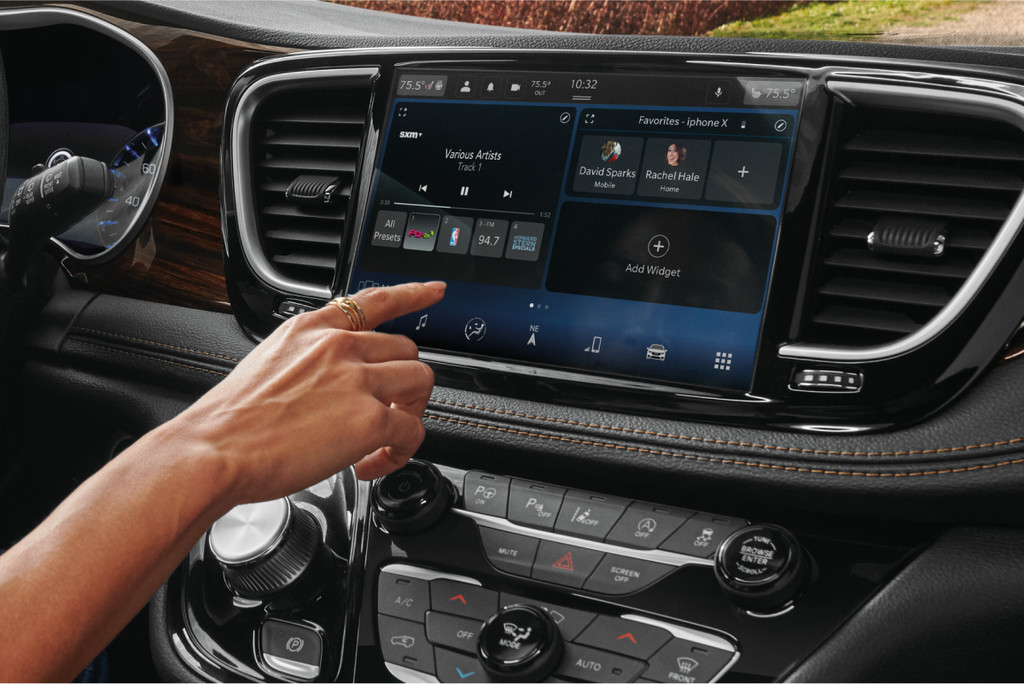 Uconnect Entertainment System Overview | Chrysler Canada