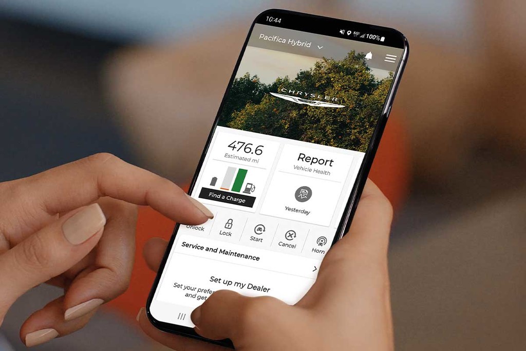 Uconnect Entertainment System – Connectivity | Chrysler Canada