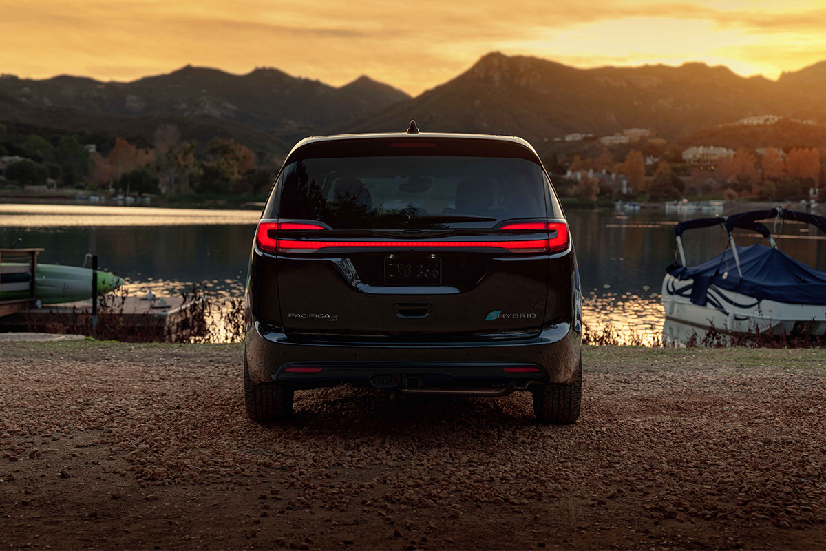 2026 Chrysler Pacifica Hybrid Minivan | Chrysler Canada