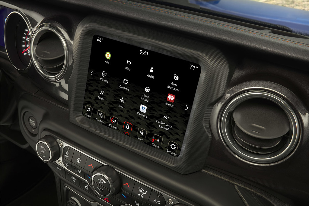 Uconnect Entertainment System - Phone Features | Jeep Canada