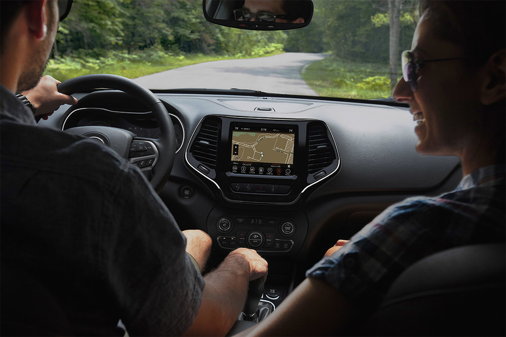Uconnect Entertainment System - Voice Command | Jeep Canada