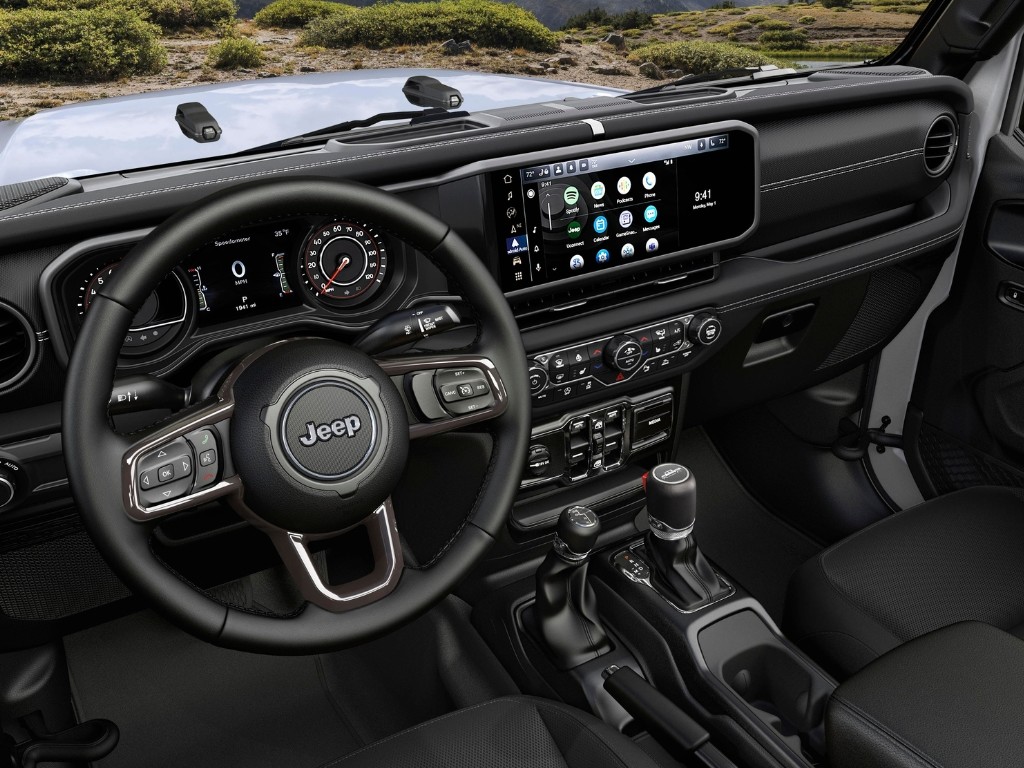 Uconnect Entertainment System - Phone Features | Jeep Canada