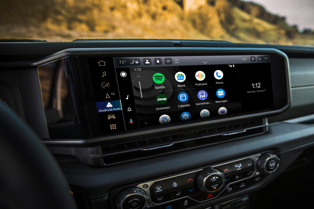 Uconnect Entertainment System - Phone Features | Jeep Canada