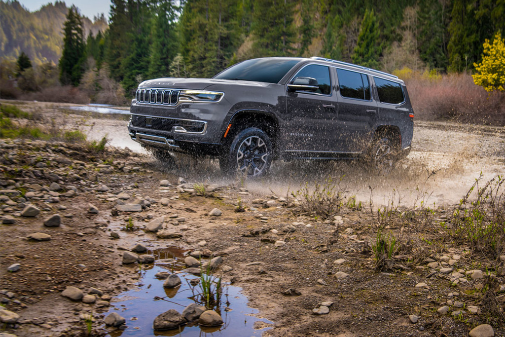 Uconnect Entertainment System – Phone Features | Jeep Canada